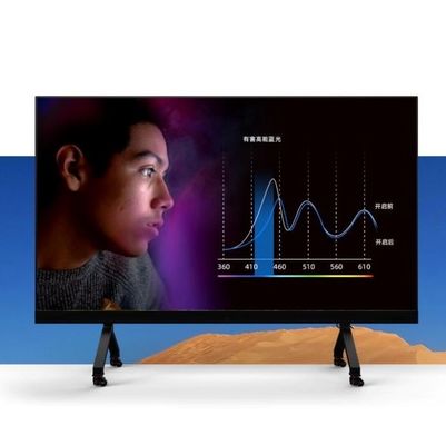 800 νιτς 108 ιντσών LED TV All In One, στο πάτωμα στέκεται έξυπνη LED ...